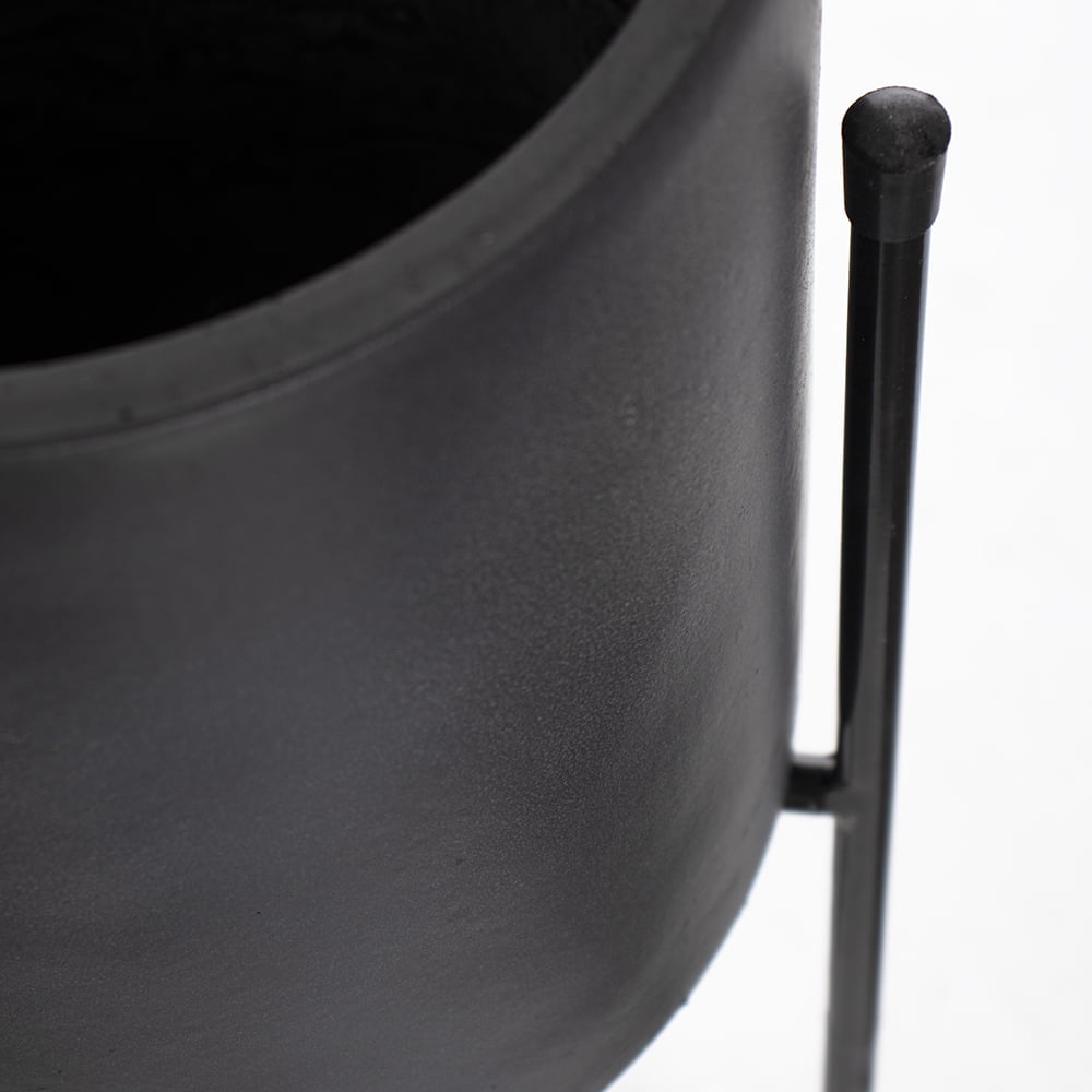 Cache-pot noir sur pied en métal - Décors Véronneau