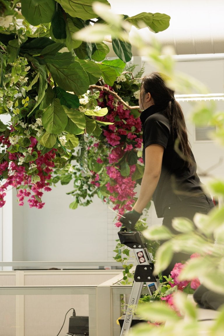 Artificial plant ceiling: the new trend in commercial spaces - Décors ...